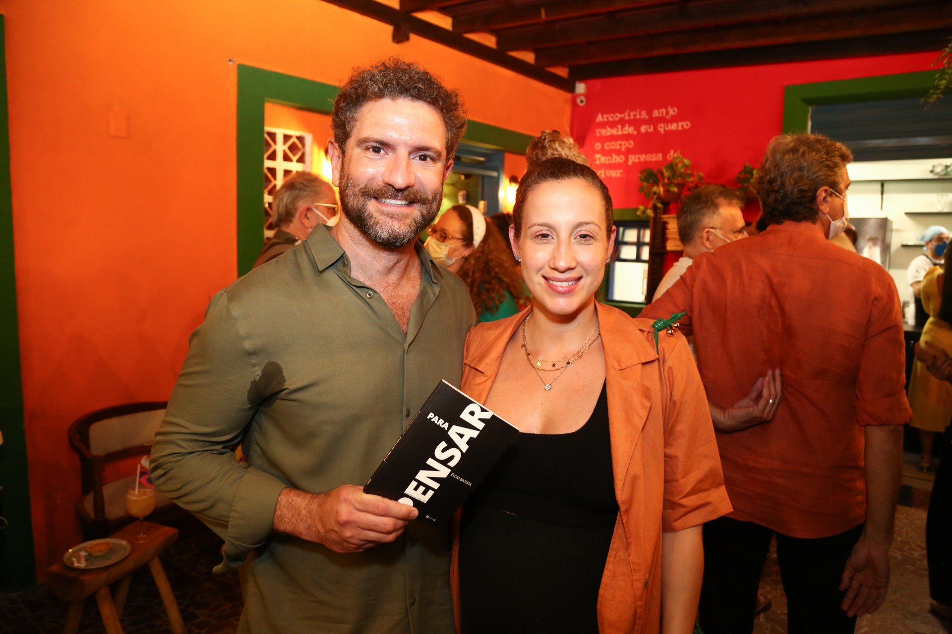 Sem o livro, mas com cerveja... | Clóvis Holanda | OPOVO+