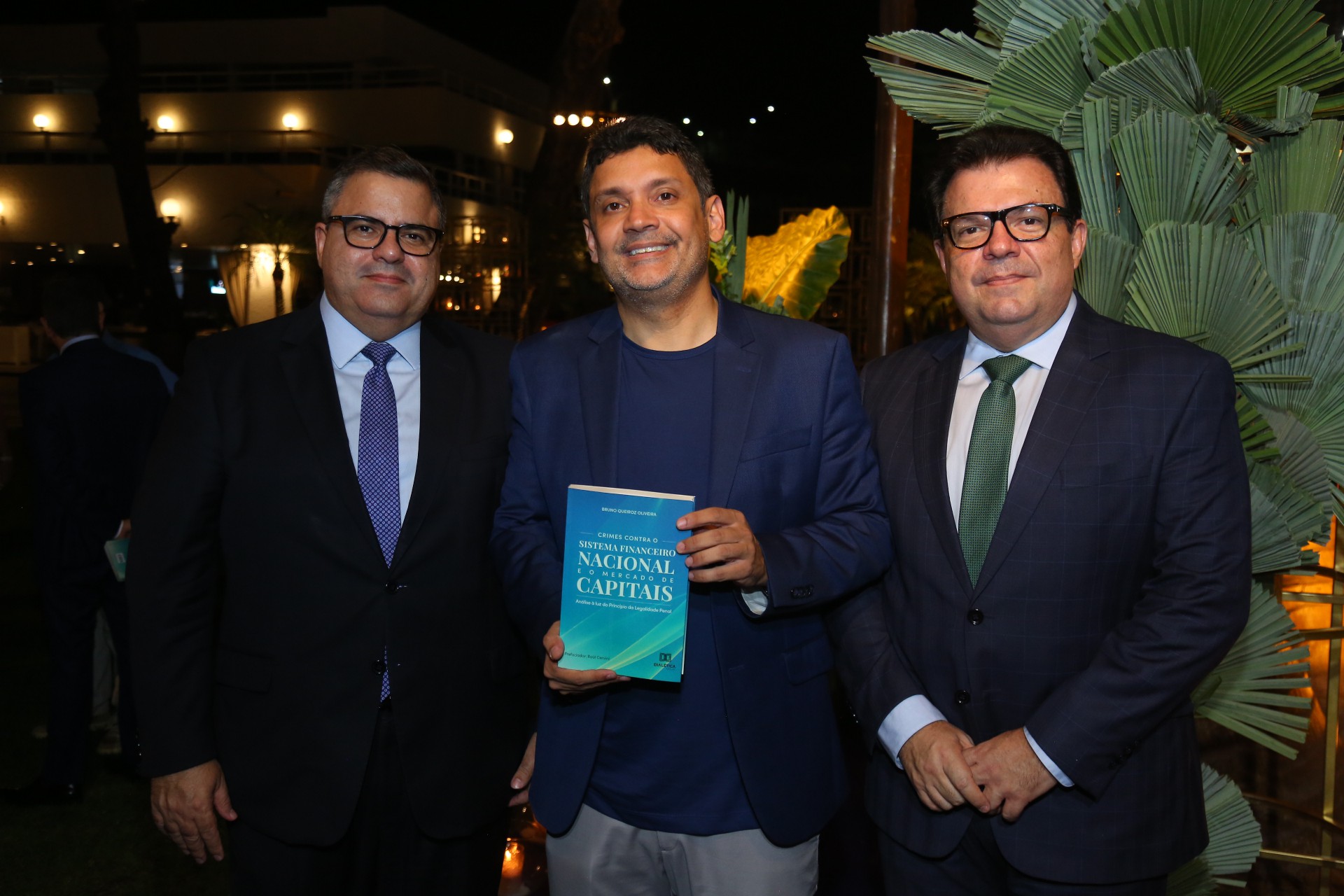 Crime de "colarinho branco" é tema de obra jurídica | Clóvis Holanda ...