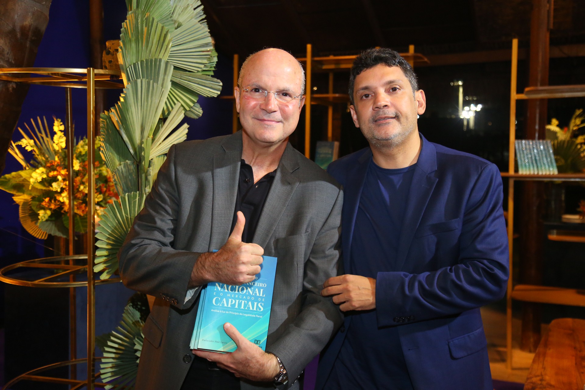 Crime de "colarinho branco" é tema de obra jurídica | Clóvis Holanda | OPOVO+