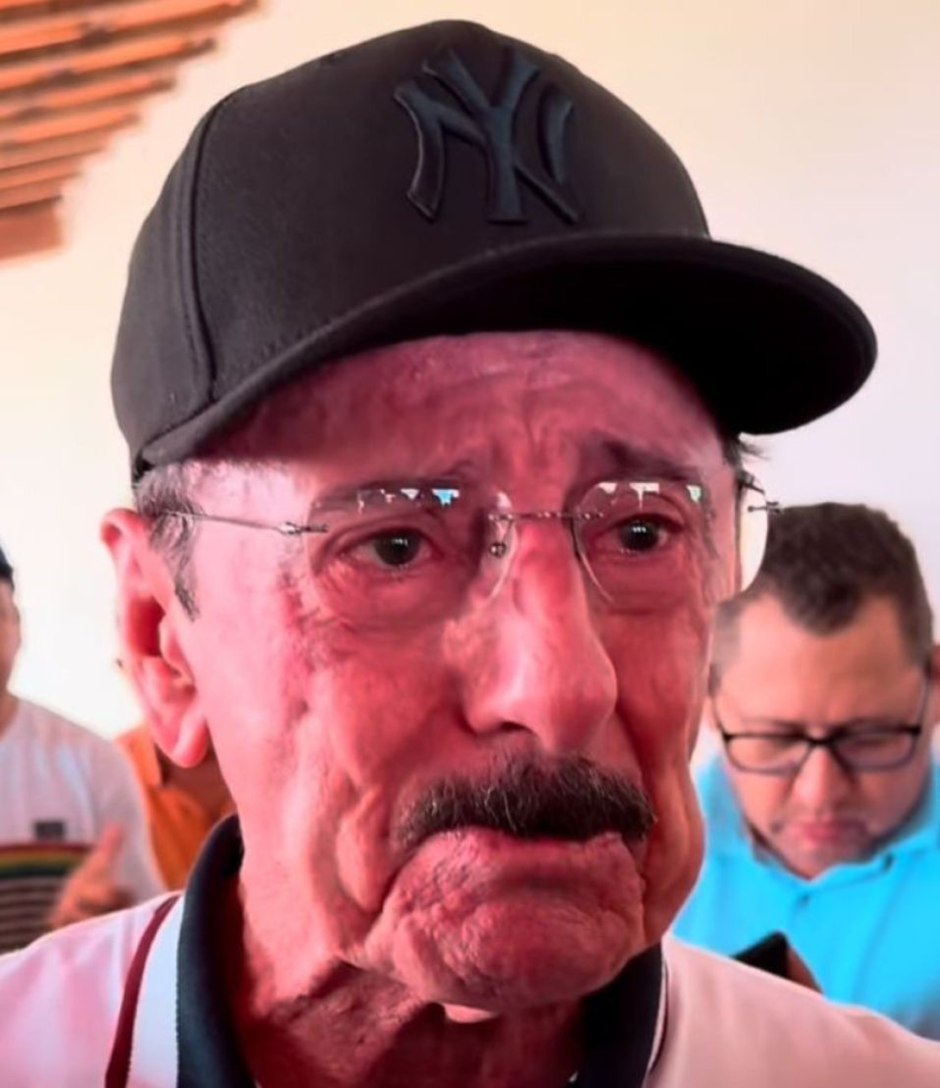 Prefeito de Crateús chora após ser afastado por irregularidades