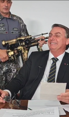 Bolsonaro ganha réplica de fuzil de cearense: "Essa máquina à noite ...