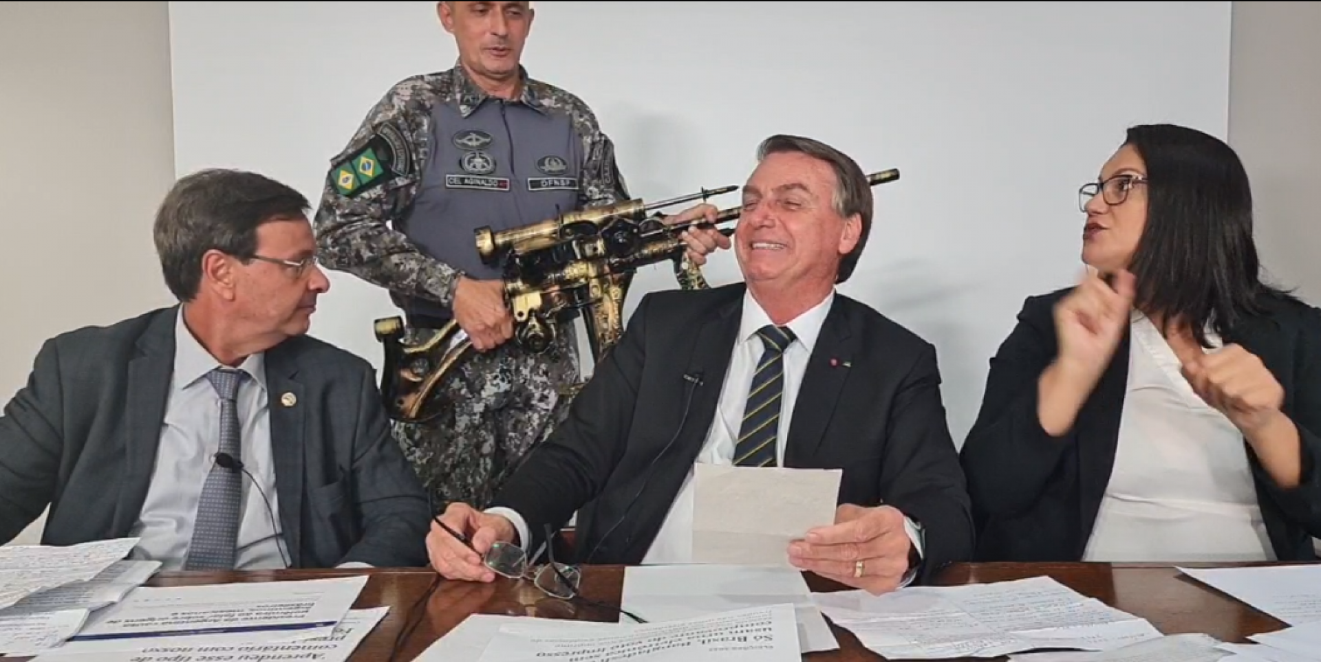 Bolsonaro ganha réplica de fuzil de cearense: "Essa máquina à noite ...