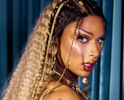 Atração no The Town, Lia Clark fala do início no mundo da música | Vida ...